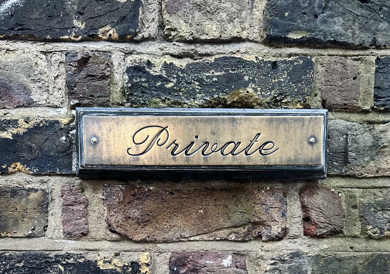 Comment entretenir vos plaques gravées pour qu'elles restent comme neuves